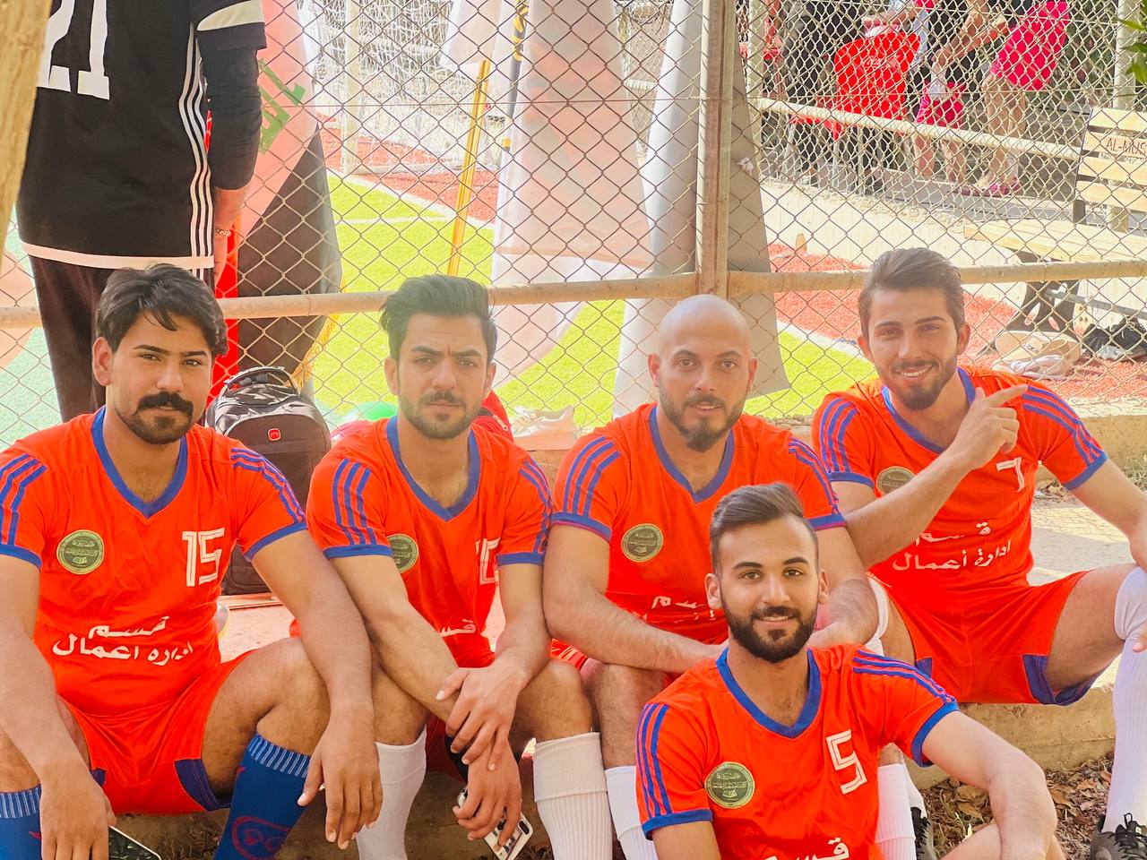 مشاركة طلاب قسم ادارة الاعمال في افتتاحية البطولة الكبرى لخماسي كرة القدم